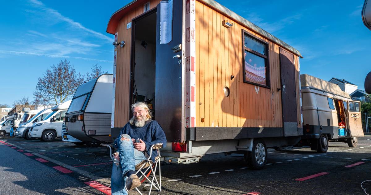 Ron en Herb moesten weg uit kraakpand, nu wonen ze in keet op ...
