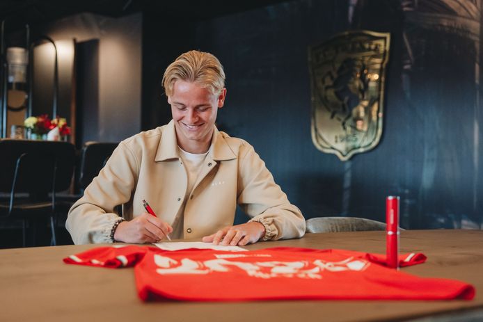 Laat instromen, toch een profcontract: Harrie Kuster uit Zwolle tekent bij FC Twente | Sport ...