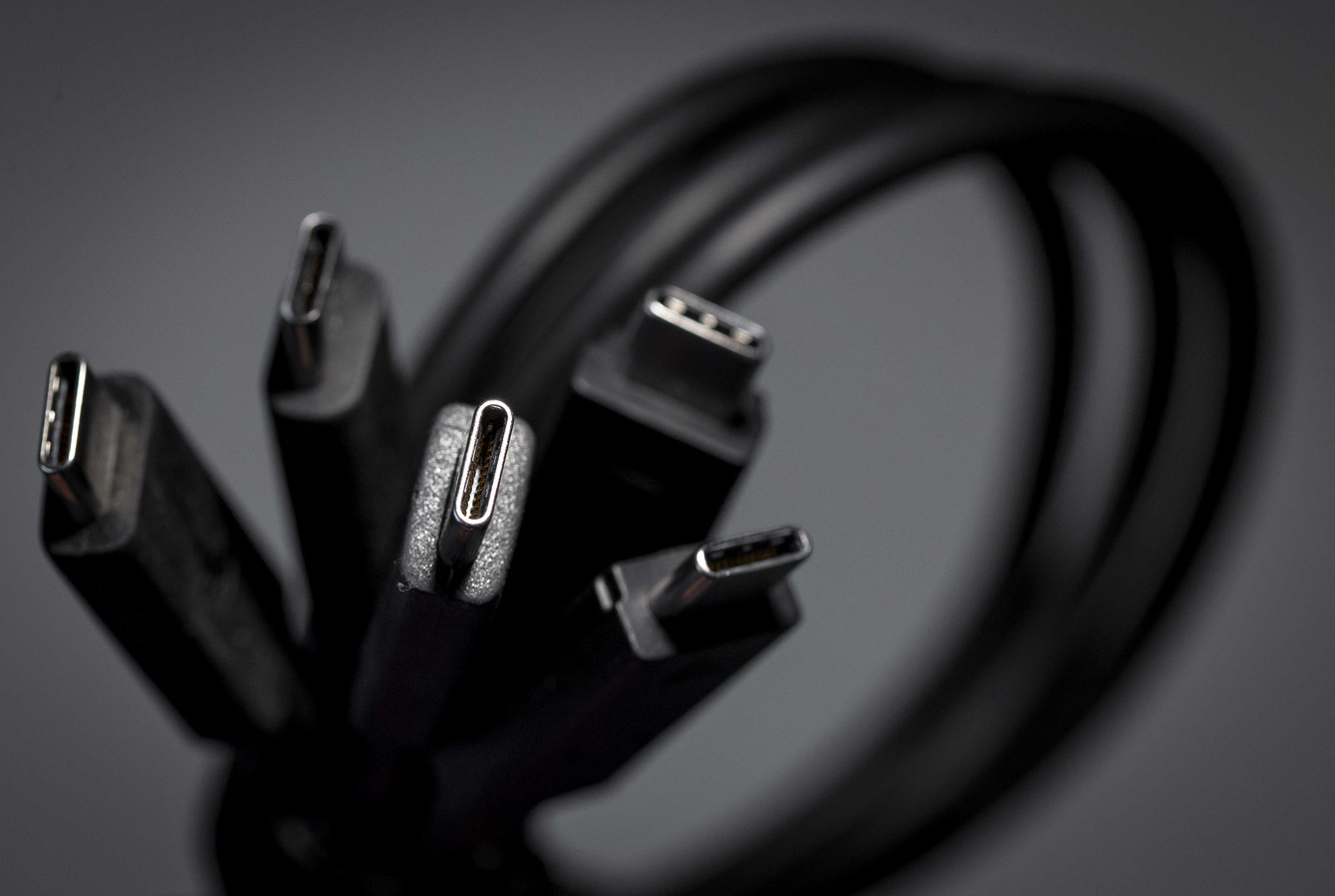 Universele lader tablet en smartphone eind 2026 realiteit | Foto | AD.nl