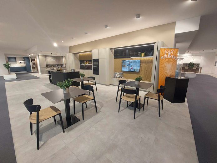 NET OPEN. Donald Muylle stelt grootste toonzaal van Dovy Keukens in ...