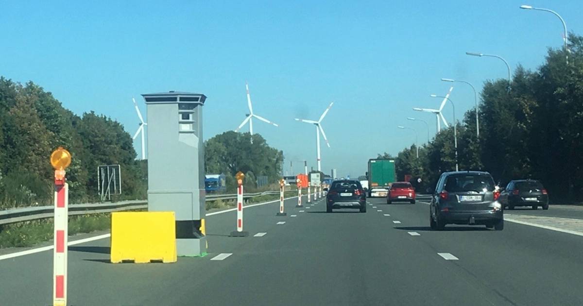 Verpleger rijdt te snel aan wegenwerken op E403 in Roeselare: acht ...