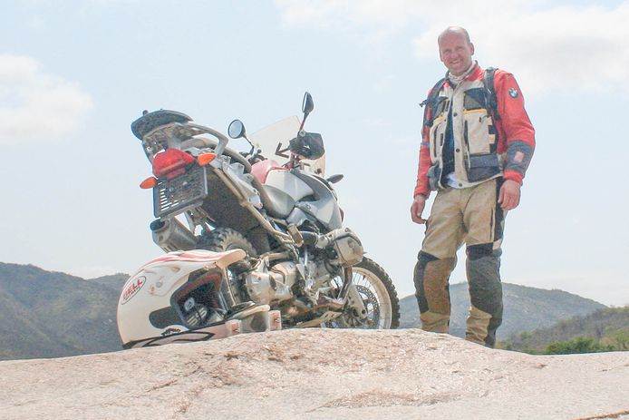 Marijn Devalck treurt om Piet (60) na dodelijk motorongeval in Namibië ...