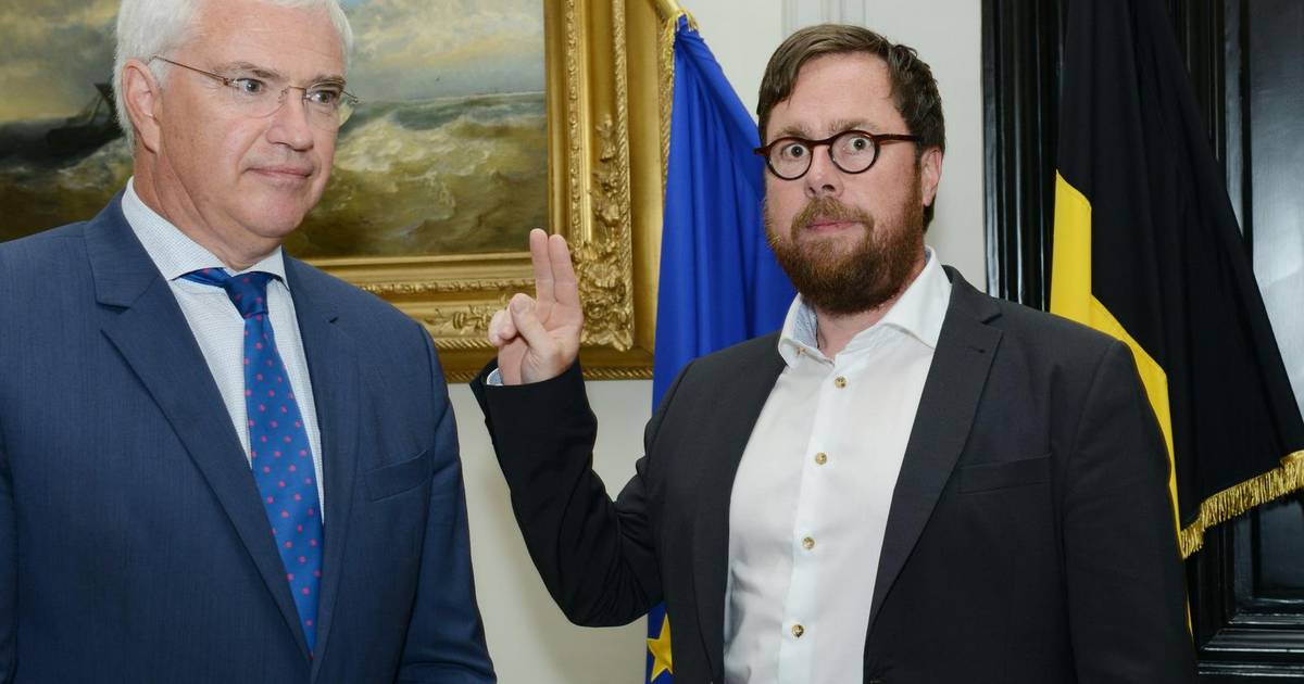 Peter Velle legt eed af als burgemeester | Oudenburg | hln.be