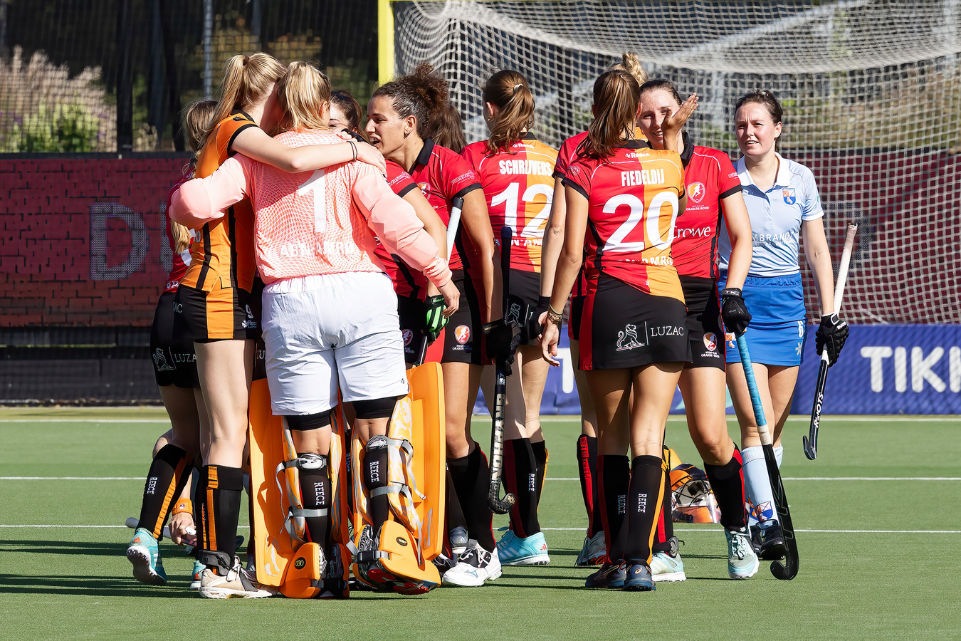 Duits international Elli Gräve moet gehavend Oranje-Rood op sleeptouw ...