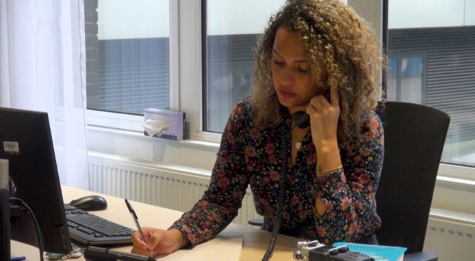 Bienvenida belt met mensen die paniekaanval hebben of al op het randje ...