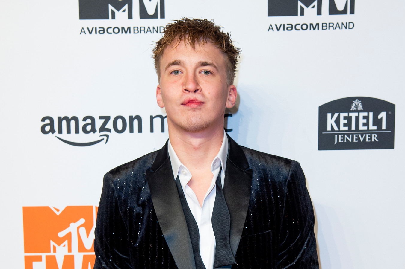 Snelle heeft eindelijk een kerstsong en Famke duikt in bed bij Diederik ... Snelle heeft eindelijk een kerstsong en Famke duikt in bed bij Diederik ...