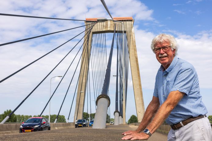 Cor stapt nog altijd even van de fiets bij de Heusdense brug | Waalwijk ...