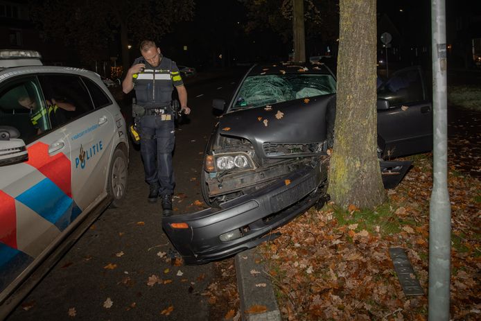 Volvo klapt met hoge snelheid tegen boom in Eemnes, inzittenden spoorloos | Amersfoort | AD.nl
