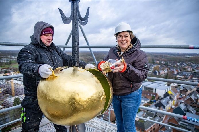 Gouden bol blinkt weer op Sint-Pieterskerk: “Stopten er brief in voor toekomstige generaties ...