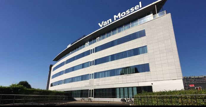 Van Mossel gaat Mercedes-trucks verkopen in België | Waalwijk | AD.nl