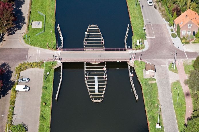 Sluis III in Wilhelminakanaal Tilburg krijgt grootste composiet sluisdeuren ter wereld | Tilburg ...