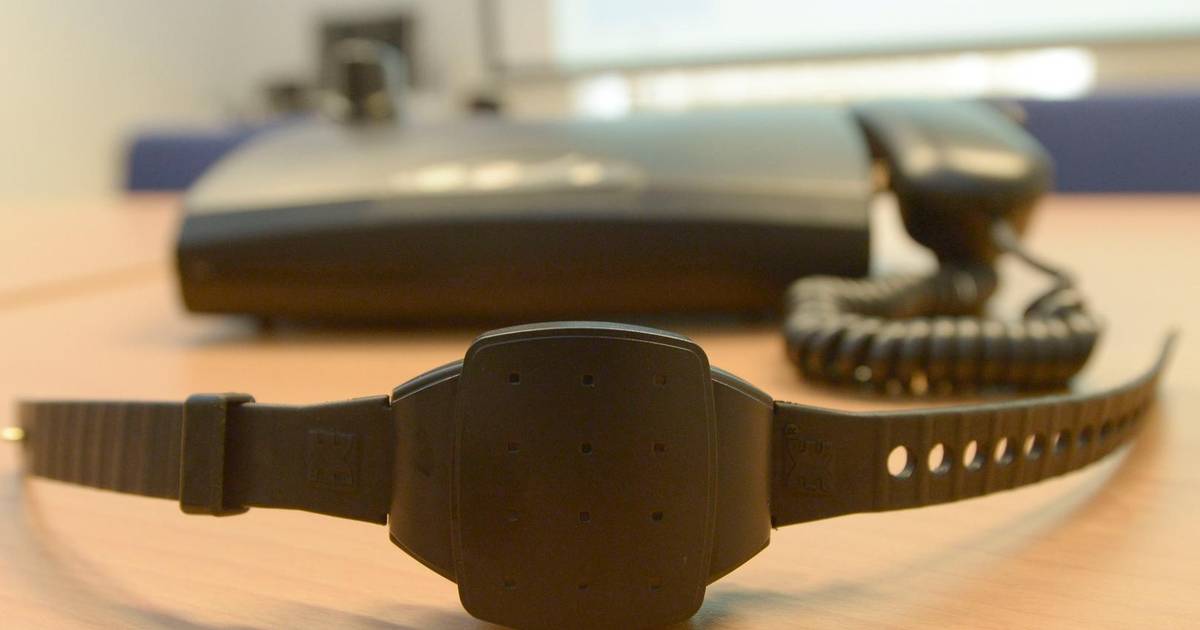 Opnieuw meer mensen onder elektronisch toezicht met enkelband geplaatst ...