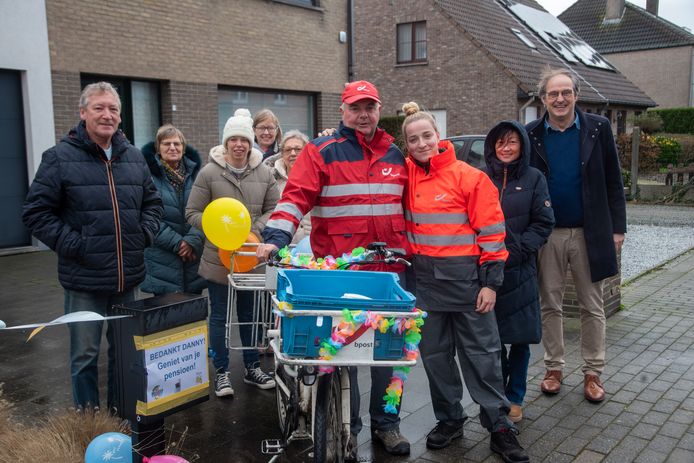 Bewoners Ten Ede nemen afscheid van postbode Danny | Wetteren | hln.be