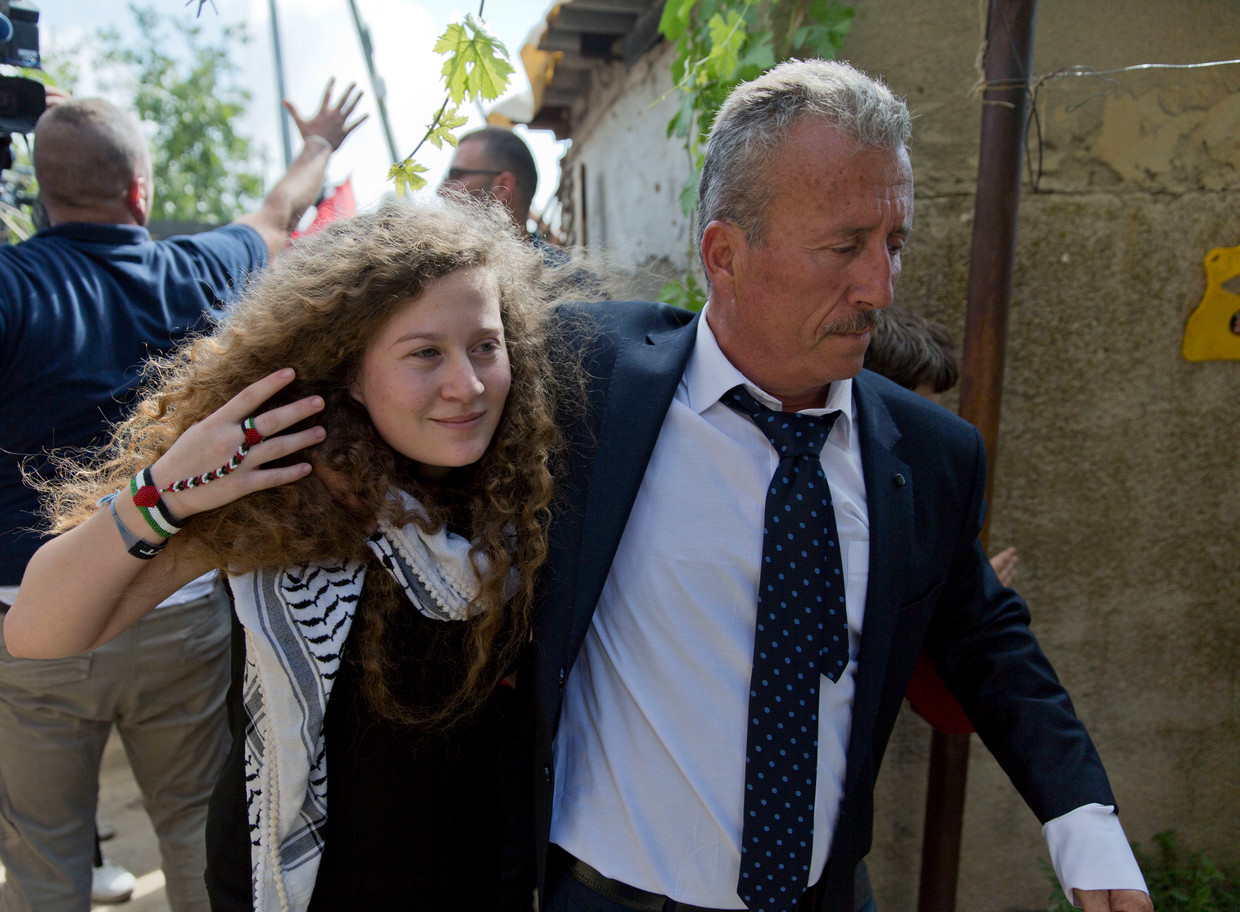 Israël laat 17-jarige Palestijns activiste Ahed Tamimi na acht maanden ...