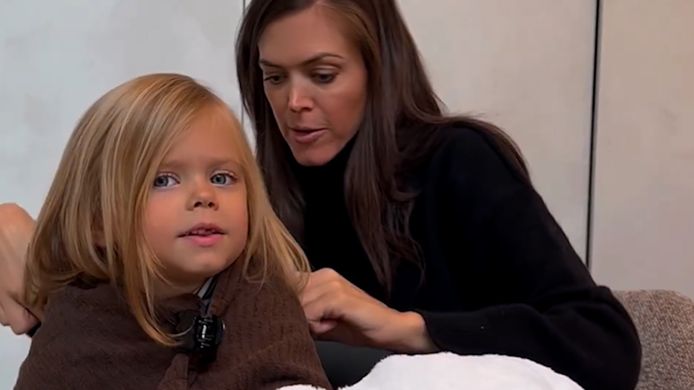 Hartverwarmend: Astrid Coppens is kapper aan huis en knipt de haren van ...