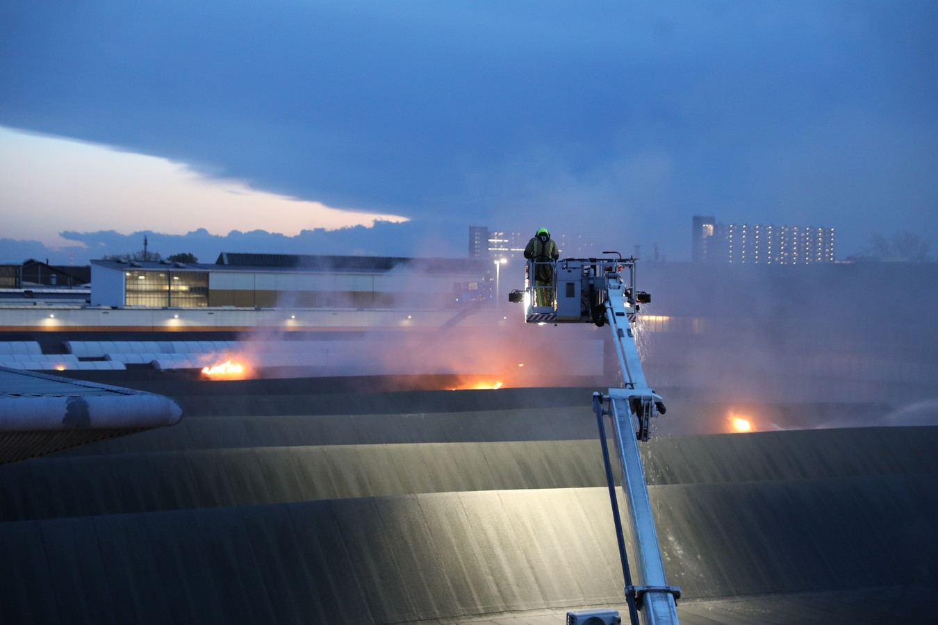 Na urenlange strijd is zeer grote brand op woonboulevard Delft geblust ...