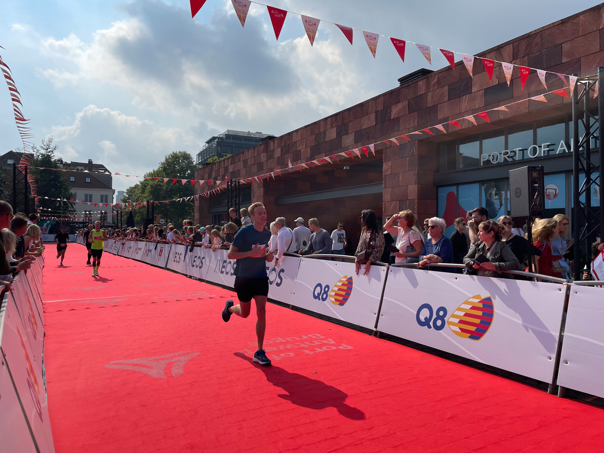De verhalen aan de finish van de Antwerp Marathon: een bloedende knie ...