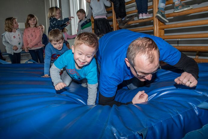 Ernest is de ster van De Bever op Werelddownsyndroomdag: “Hij is een ...