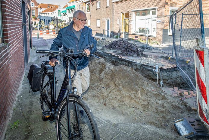 Na middeleeuwse muur nu asbest in chronisch opgebroken Thoolse straat ...