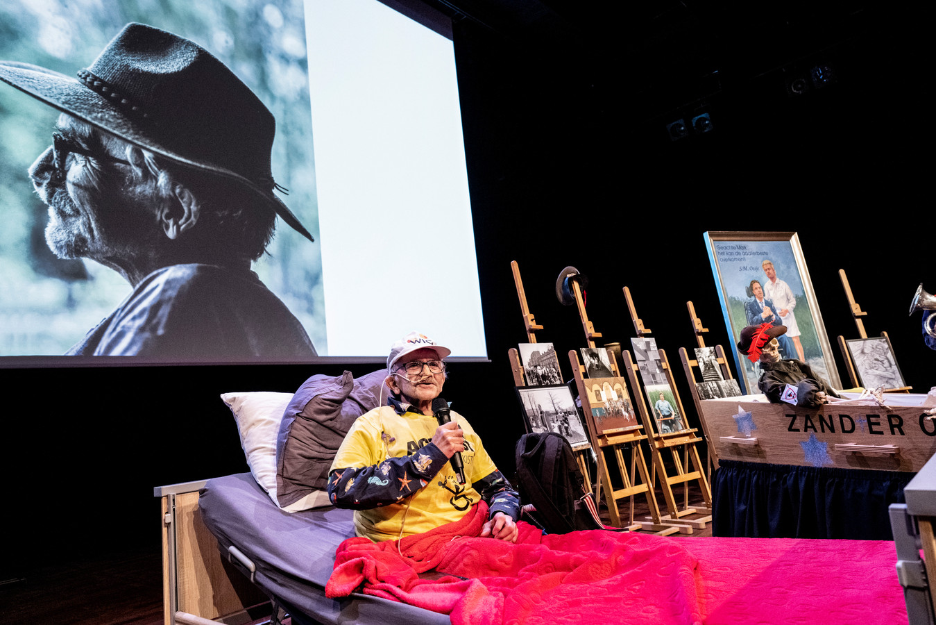 Doodzieke Jan Troost proost op zijn eigen uitvaart: ‘Leve het leven ...