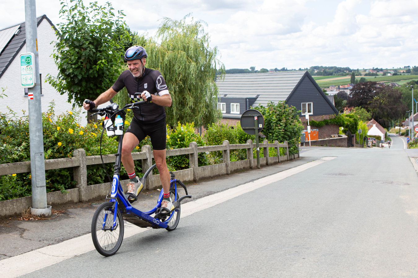 Geert (55) gaat voor wereldrecord Everesting met ElliptiGO op ...