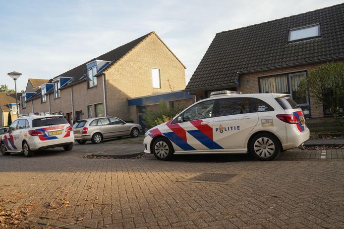 Bewoner raakt gewond bij gewelddadige overval in Helmond, tweetal met mes slaat op de vlucht ...