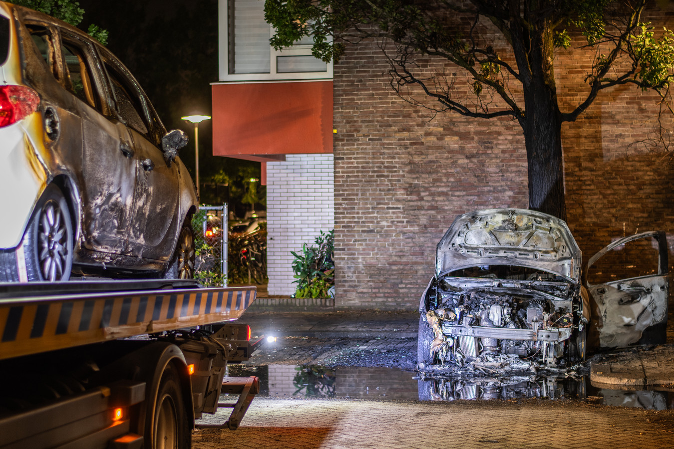 Twee auto’s gaan volledig in vlammen op bij brand in Kanaleneiland ...