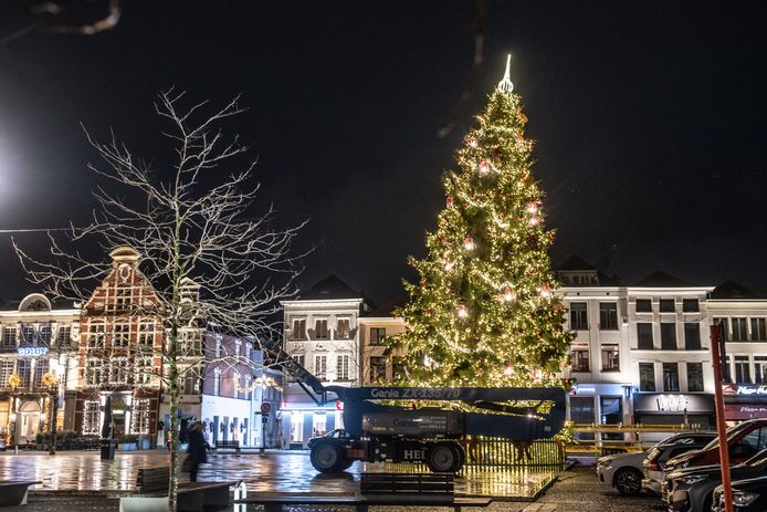 Foute kerstboom blijkt nu ook al scheef te staan: “Precies de toren van ...