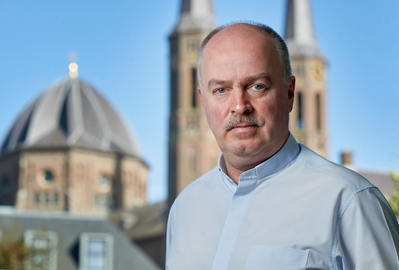 Pastoor John van de Laar uit Uden, steun en toeverlaat tijdens de eerste golf, met corona op ic ...