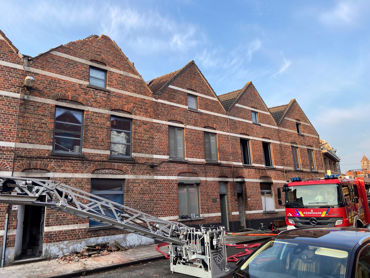 Verschillende woningen beschadigd bij zware brand in Assebroek: “Twee ...