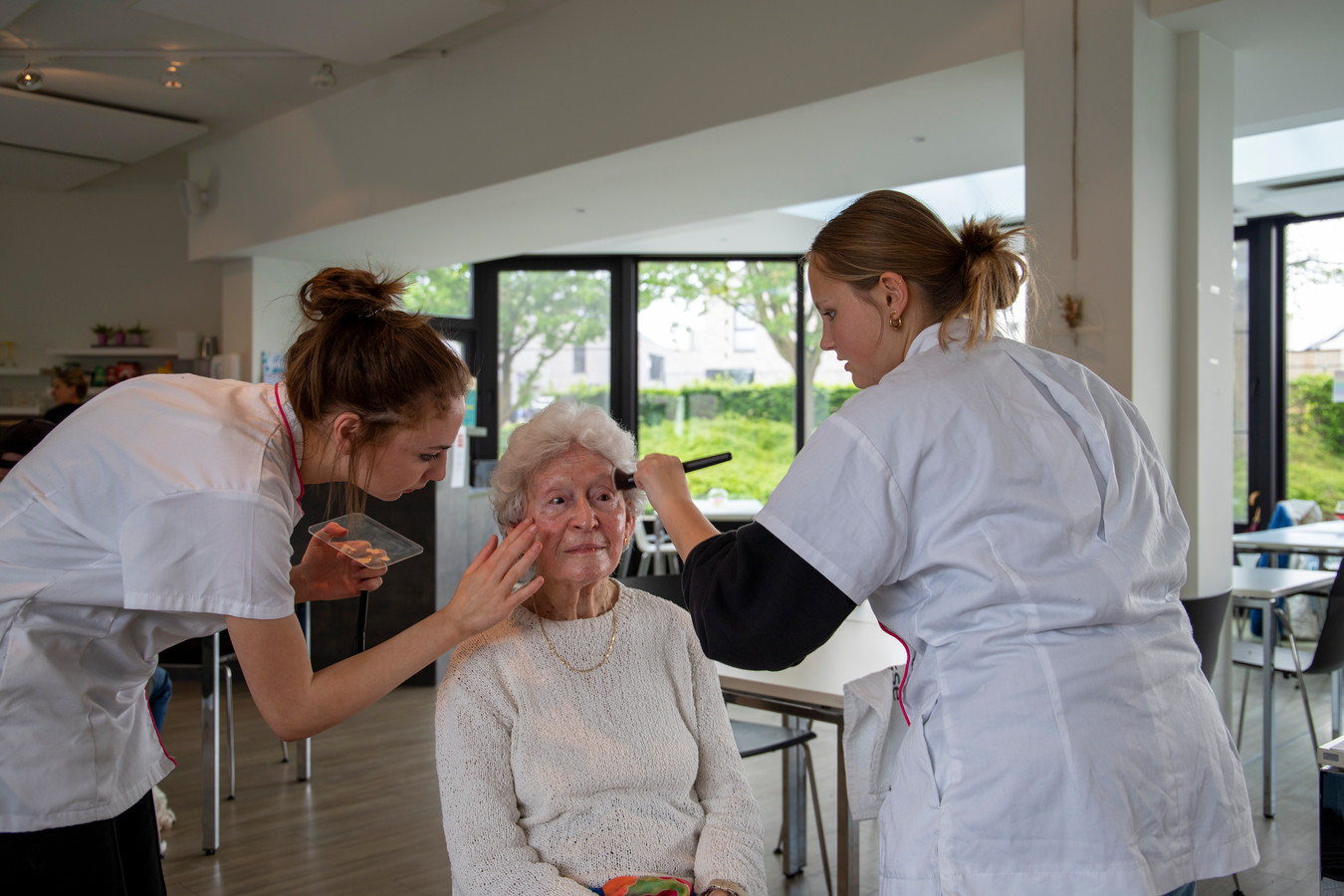 IN BEELD. Leerlingen Wellness & Lifestyle verwennen cliënten LDC ‘t Ryckbosch | Foto | hln.be