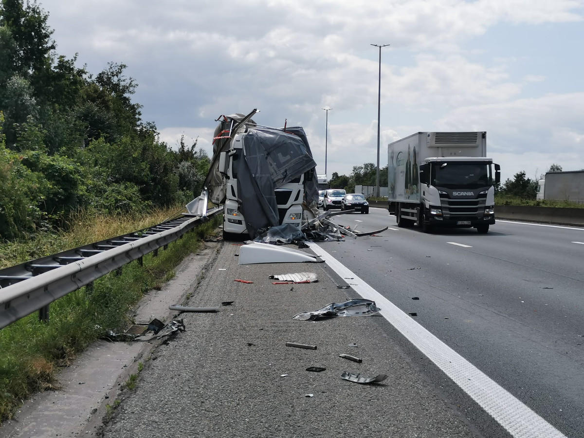 Vrachtwagen rijdt in op geparkeerde truck op pechstrook ...