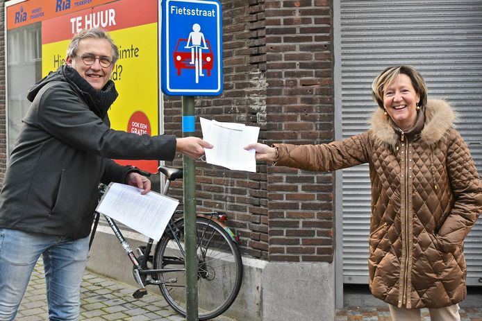 Groen overhandigt petitie met 600 handtekeningen vóór fietszones, maar ... Groen overhandigt petitie met 600 handtekeningen vóór fietszones, maar ...
