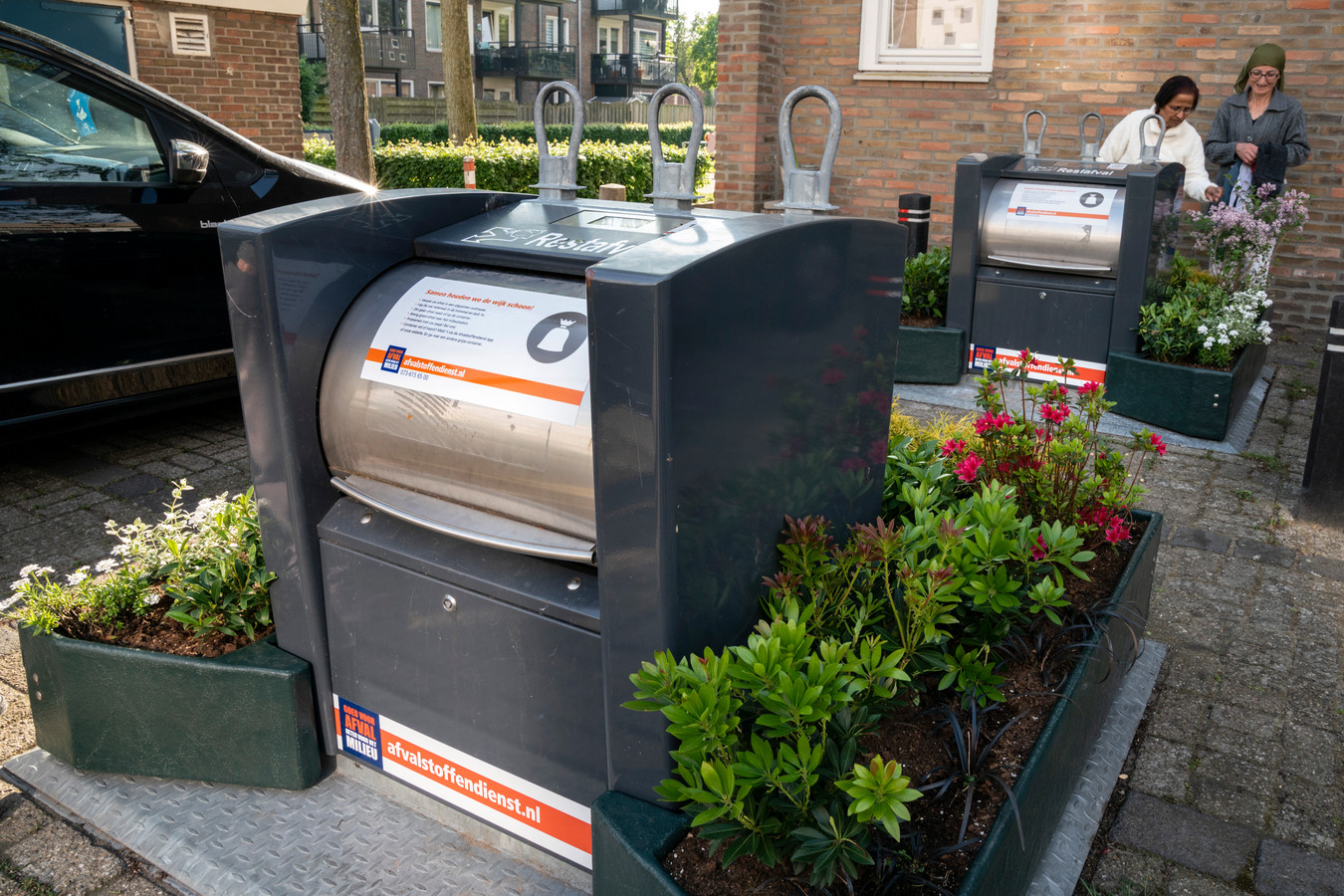 Groene tuinen rond ondergrondse containers moeten een eind maken aan ...