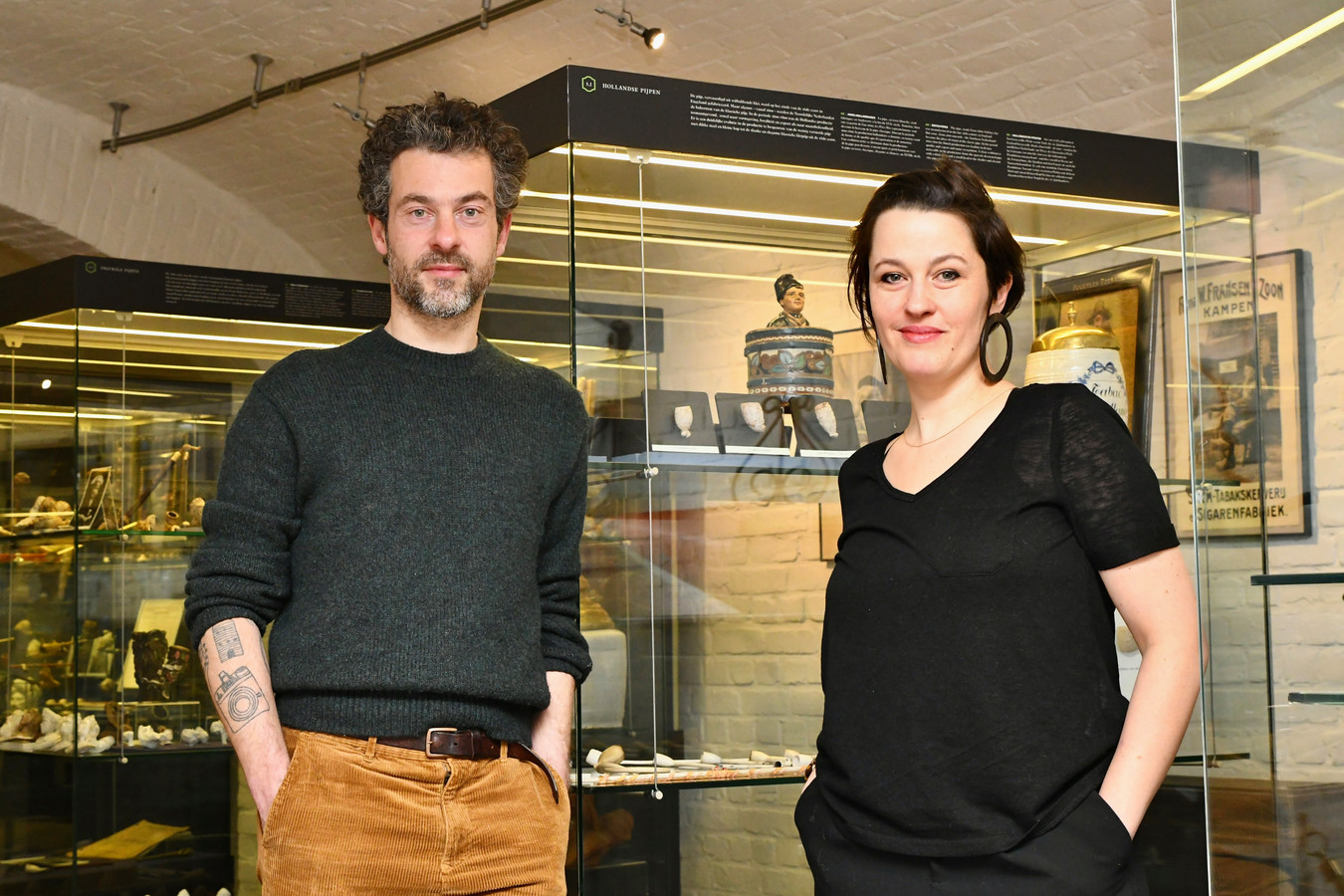 Tabaksmuseum opent nieuwe tentoonstelling: Berookt zet werk van 30 ...