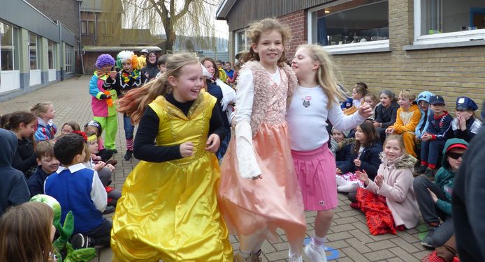 In de Vrije Basisschool Ruien trokken ook de leerkrachten hun carnavalspak aan | Kluisbergen ...