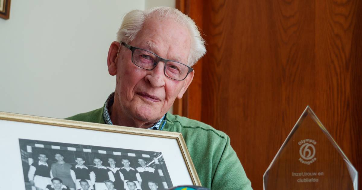 Henk is al tachtig jaar lid van handbalclub Olympia en maakte alles mee ...