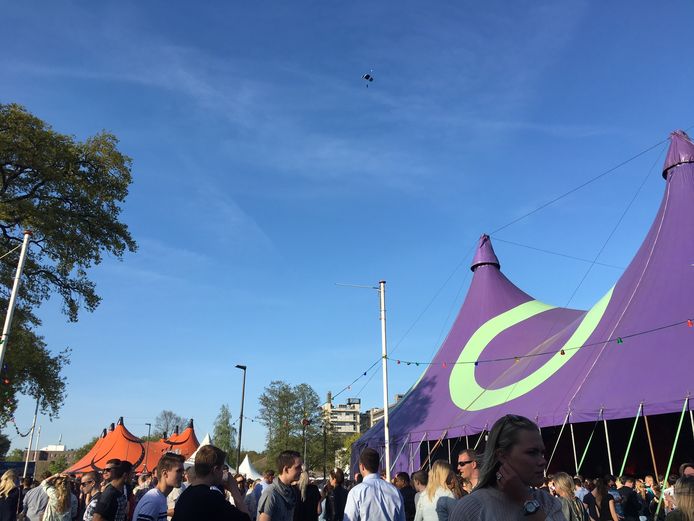 Vriendengroep maakt bijzondere entree op Bevrijdingsfestival in Enschede | Nieuws | tubantia.nl