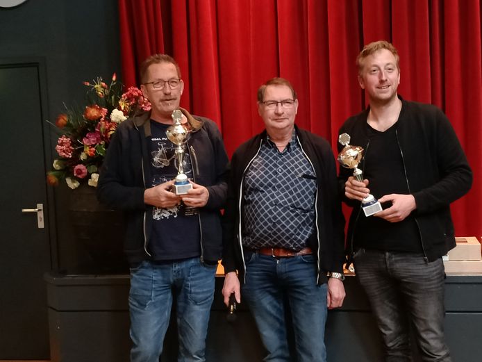 Uitreiking cheque en boter aan Voedselbank Oost-Achterhoek en 227,5 ...