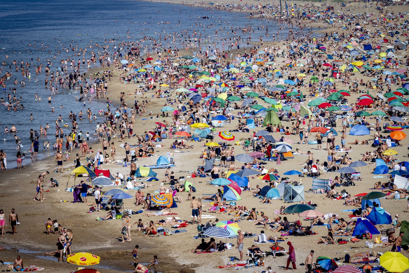 Nederland massaal naar het strand op warmste 10 september ooit: ‘Heb ...