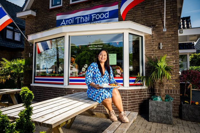 Somjet verkoopt haar zelfgemaakte gerechten, net als vroeger op de ...