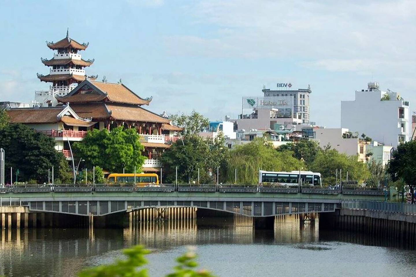 Ho Chi Minh Ville : Entre tradition et modernité - France 2 - donderdag ...