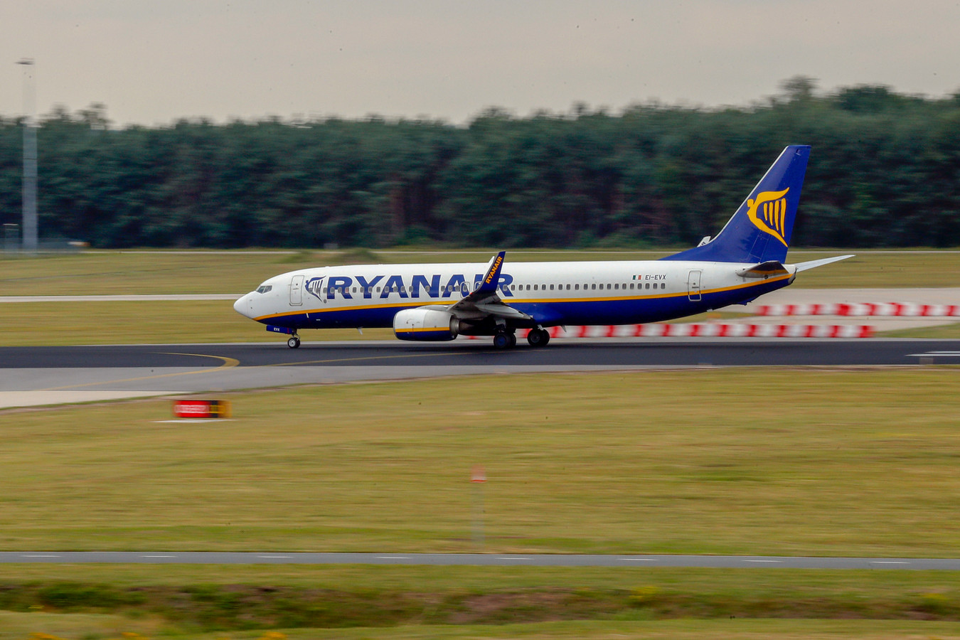 Vliegtuig van Ryanair met 180 passagiers krijgt klapband bij landing op ...