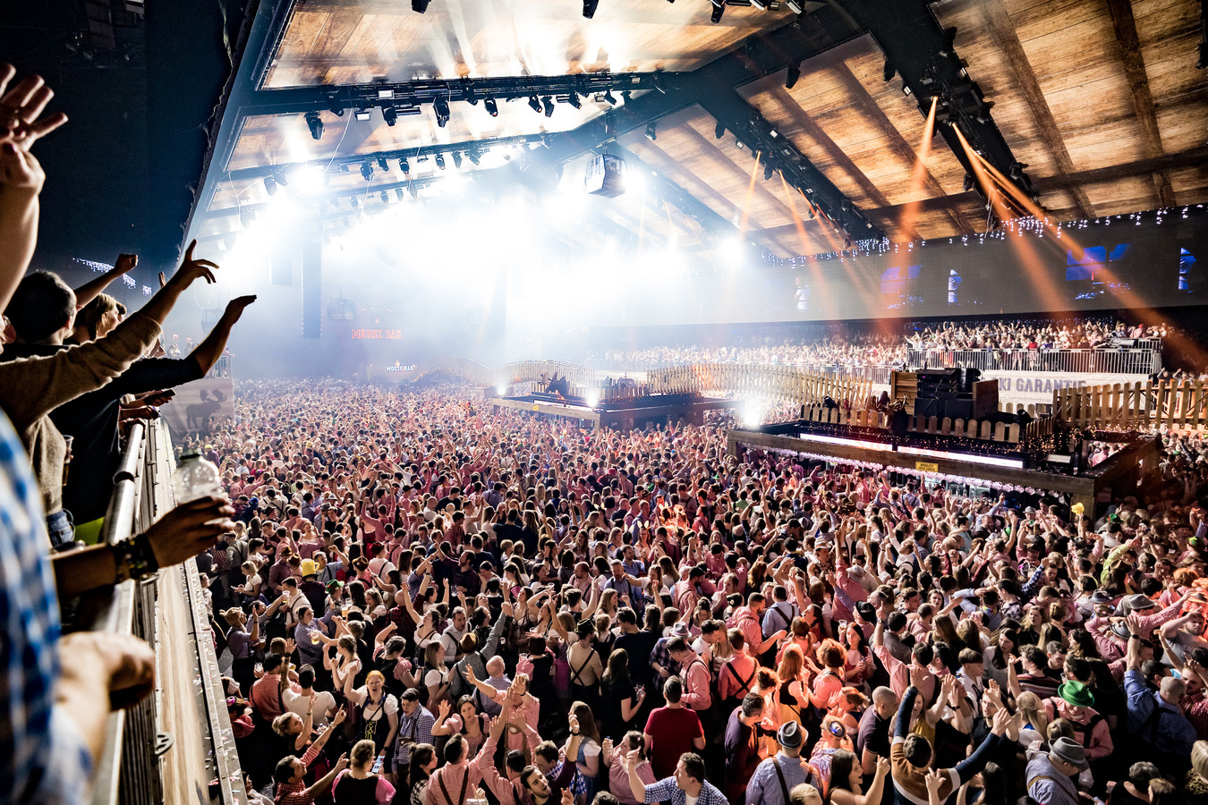 28.000 liter bier, 5 skiliften en 7 uur opkuis: het Sportpaleis wordt ...