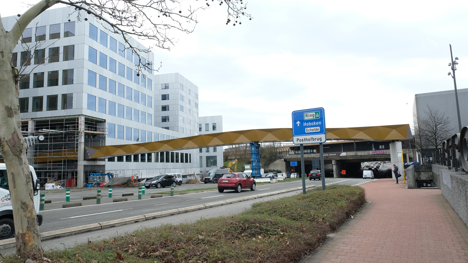 Dit is ze dan: nieuwe voetgangersbrug tussen Berchem Station en Post X ...