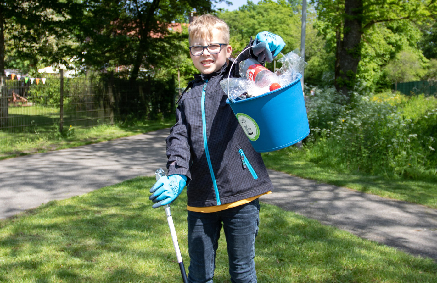 Een gratis ijsje voor een volle emmer met afval: ‘We vonden zelfs een ...