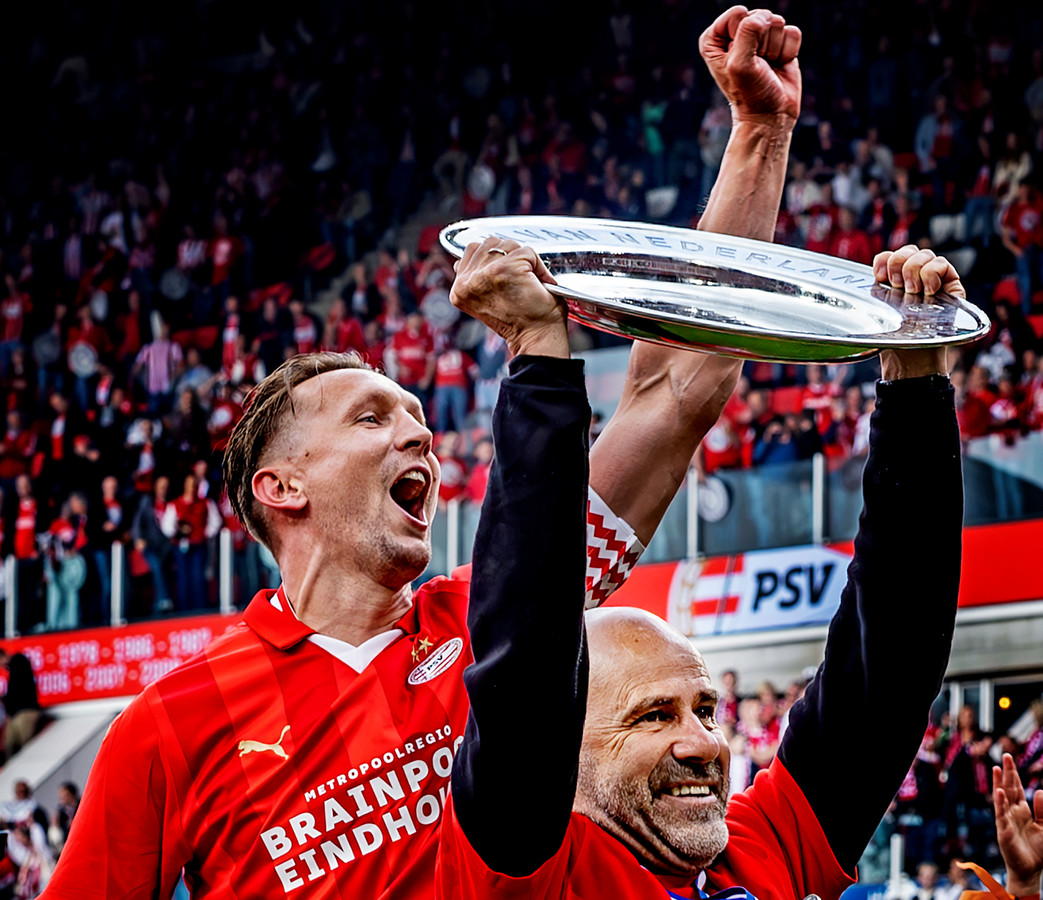 Bosz is na ‘bar slechte pot’ van PSV tóch dolgelukkig en krijgt een enorme pul bier over zich ...