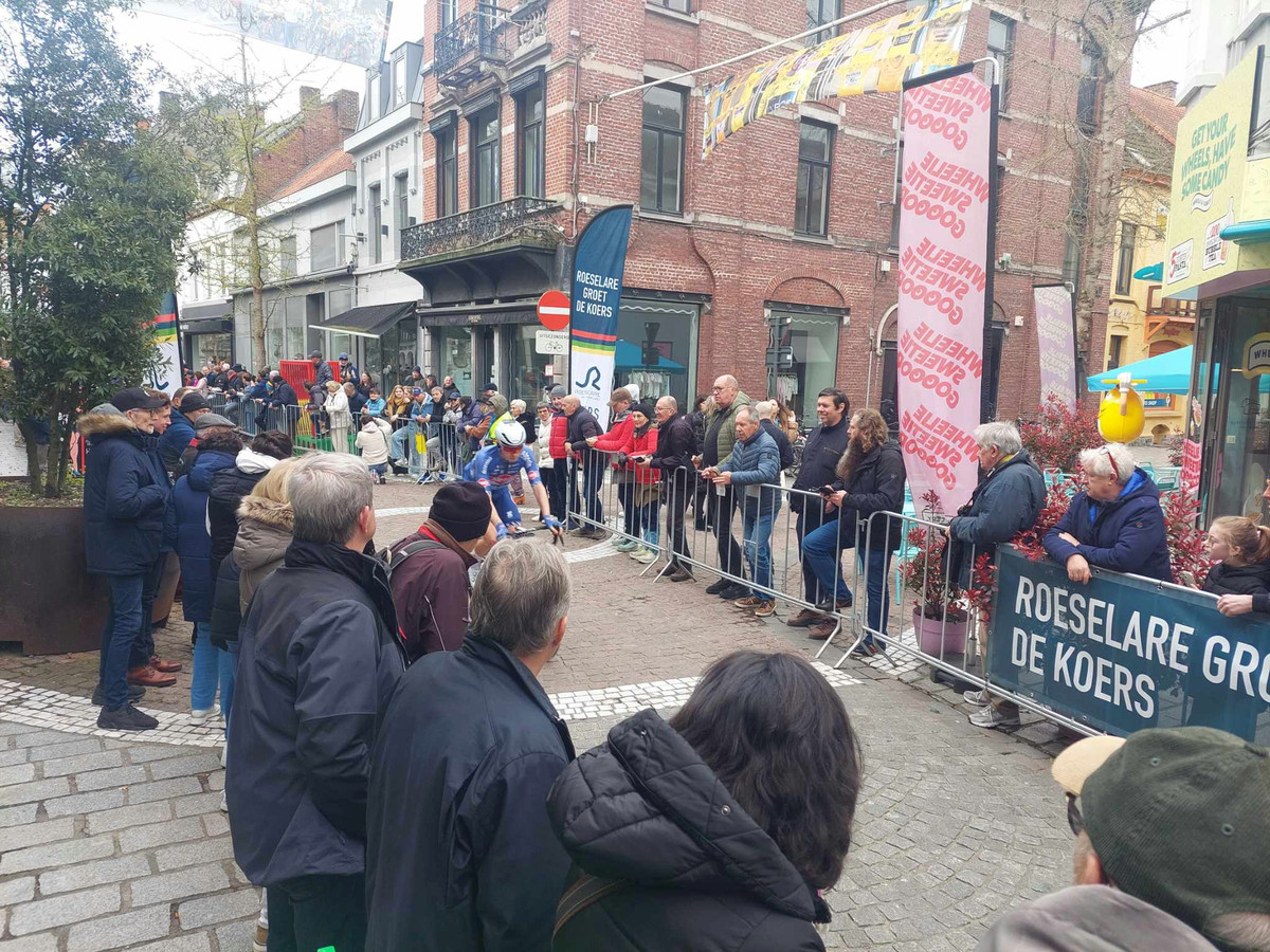 IN BEELD. Volkstoeloop voor start Dwars door Vlaanderen in wielerstad ...