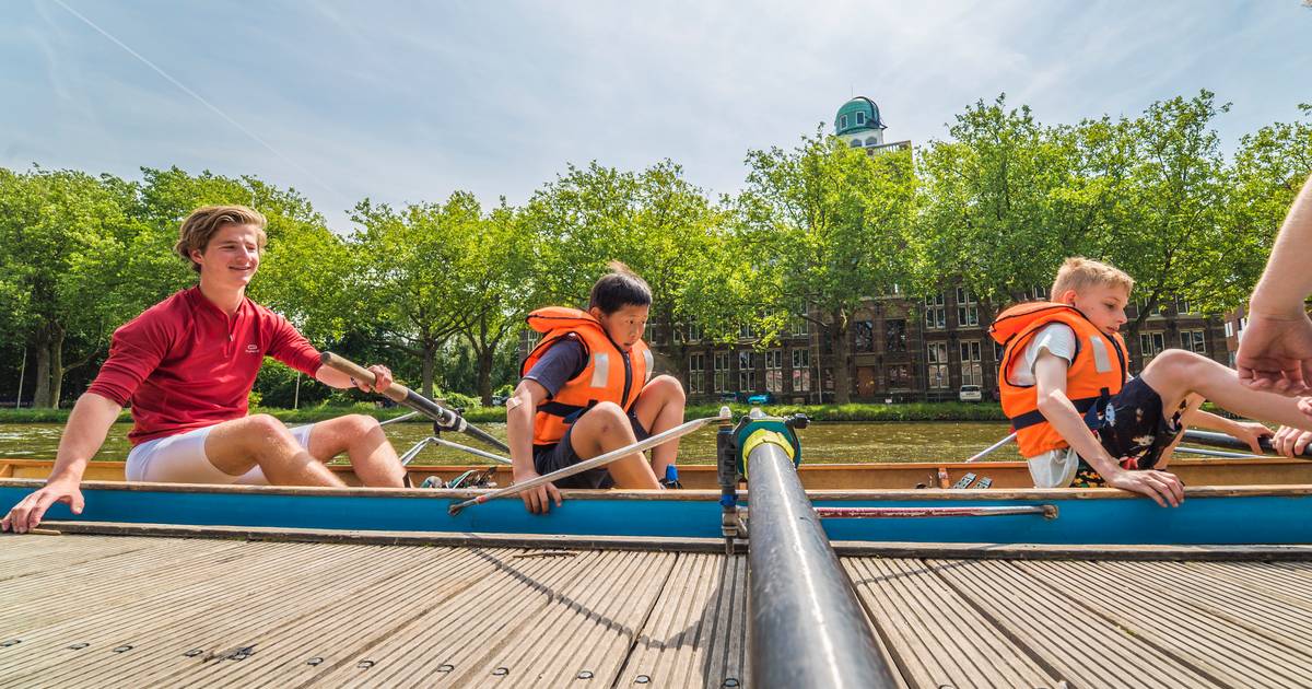 Leden van Laga leren kinderen uit kansarme wijken roeien | Delft | AD.nl