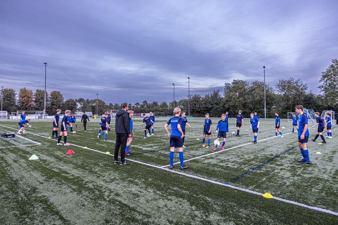 Voetbalclub WVF in Zwolle voert noodgedwongen wachtlijst in: ‘Roostermaker is niet te benijden ...